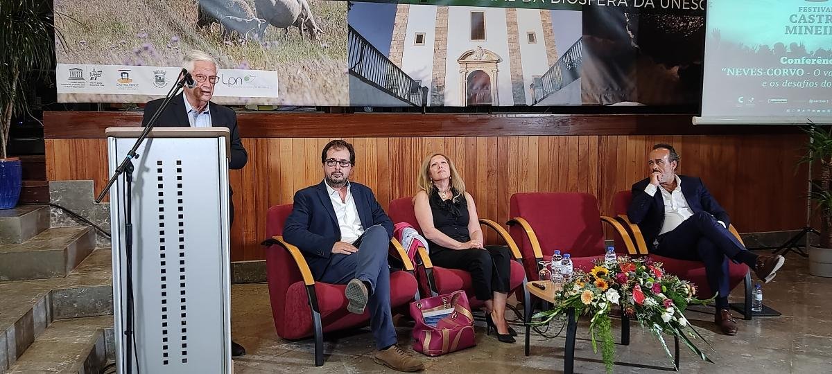 Rádio Castrense - “Devemos revisitar as nossas manias” afirmou Augusto Mateus